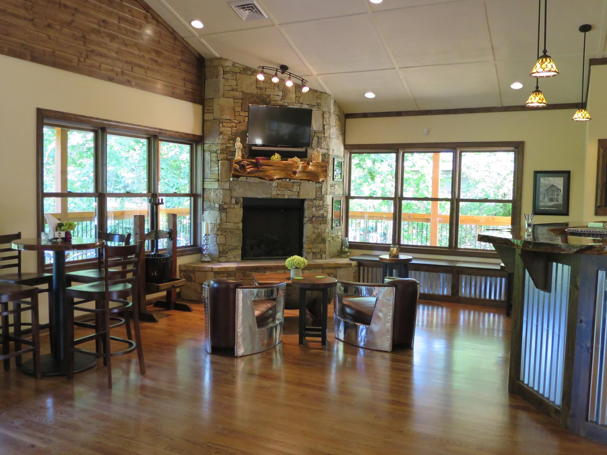 Roaring River Vineyards - Wine tasting & tour | Winetourism.com