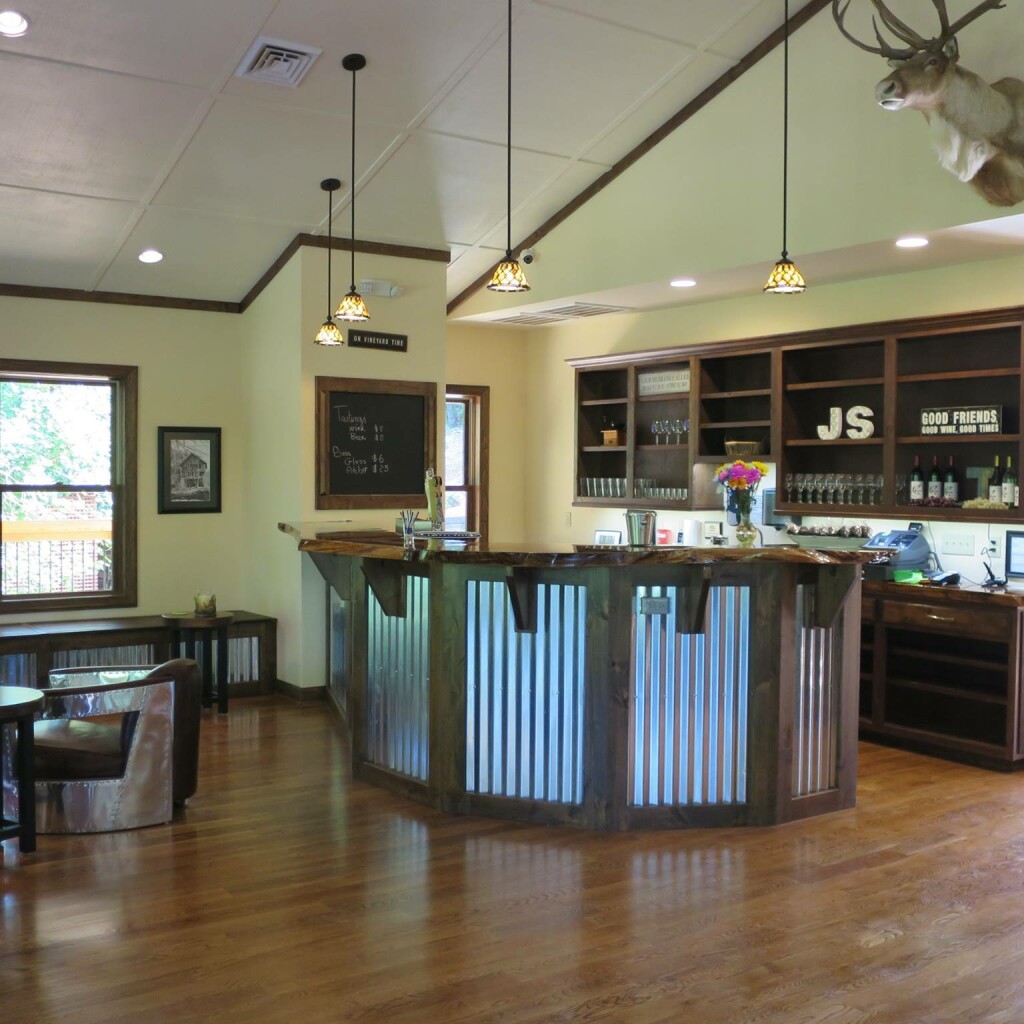 Wine Tasting at Roaring River Vineyard | Scenic Views | Winetourism.com