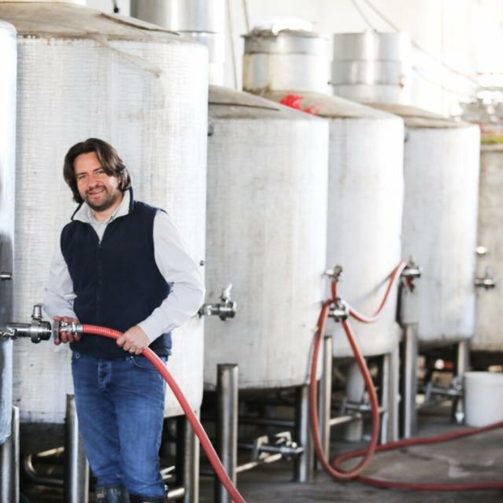 Virtual Wine Tasting & Tour at Tractorless Vineyard | Winetourism.com