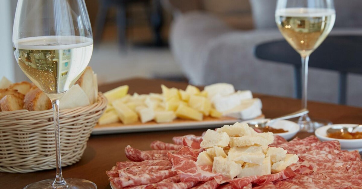 Romantic Prosecco Tasting with Views | Mani Sagge | Winetourism.com